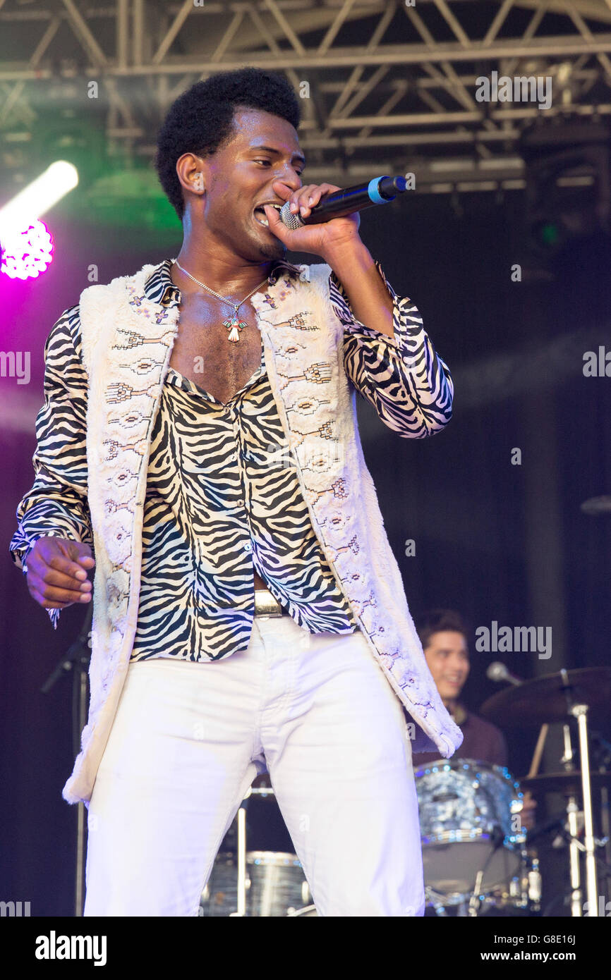 Manchester, Tennessee, USA. 9th June, 2016. Singer ZIEK MCCARTER of Con ...