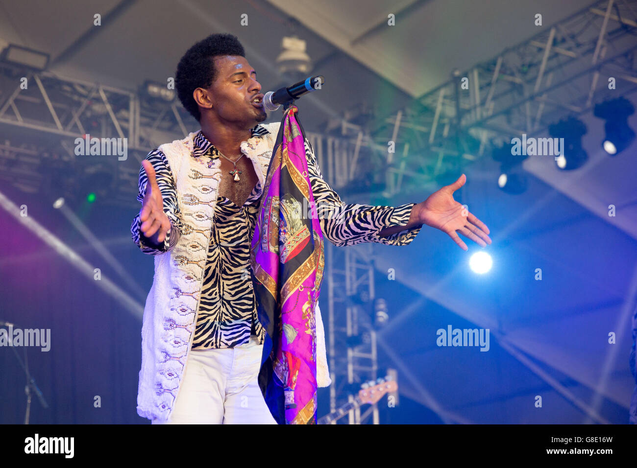 Manchester, Tennessee, USA. 9th June, 2016. Singer ZIEK MCCARTER of Con ...