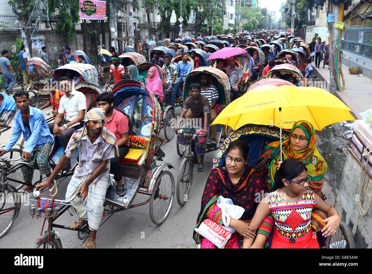 Dhaka bangladesh rickshaw 2016 hi-res stock photography and images - Alamy