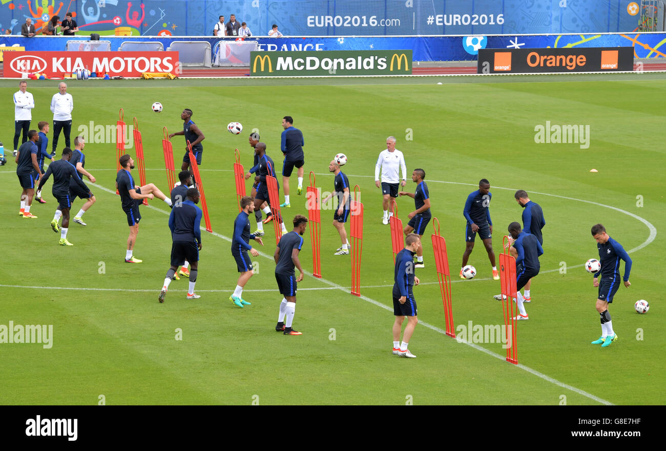 Players of France in action during a public soccer training session at ...