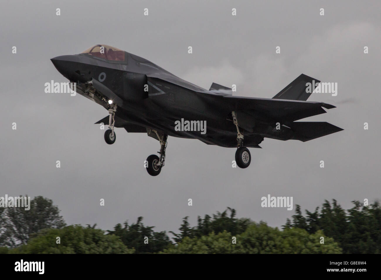 F-35 Fighter Jets arrive at RAF Fairford, UK for the first time in the ...