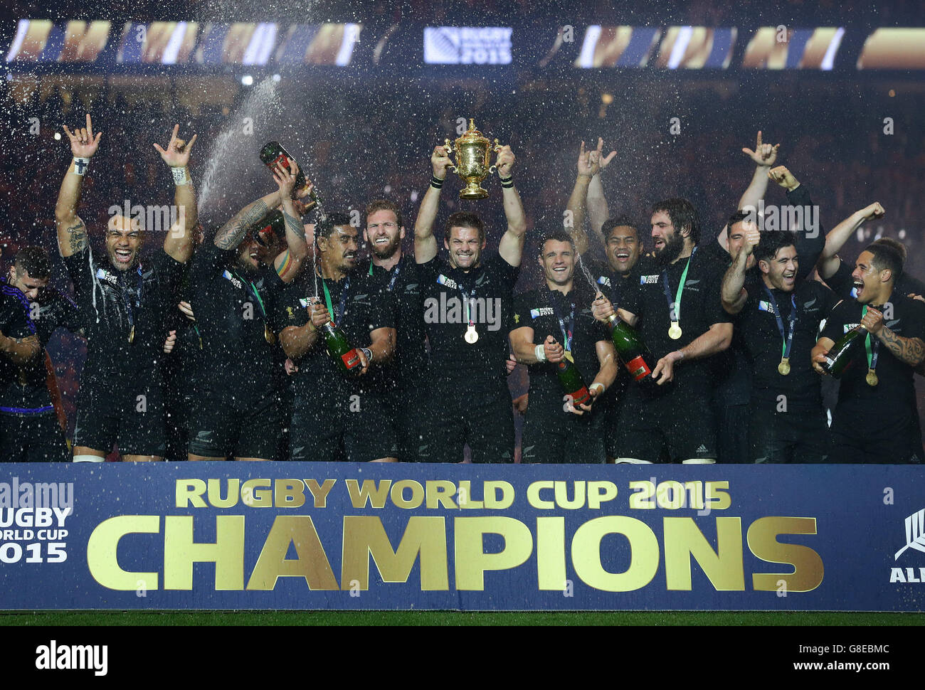 Rugby world cup trophy richie mccaw hi-res stock photography and images ...