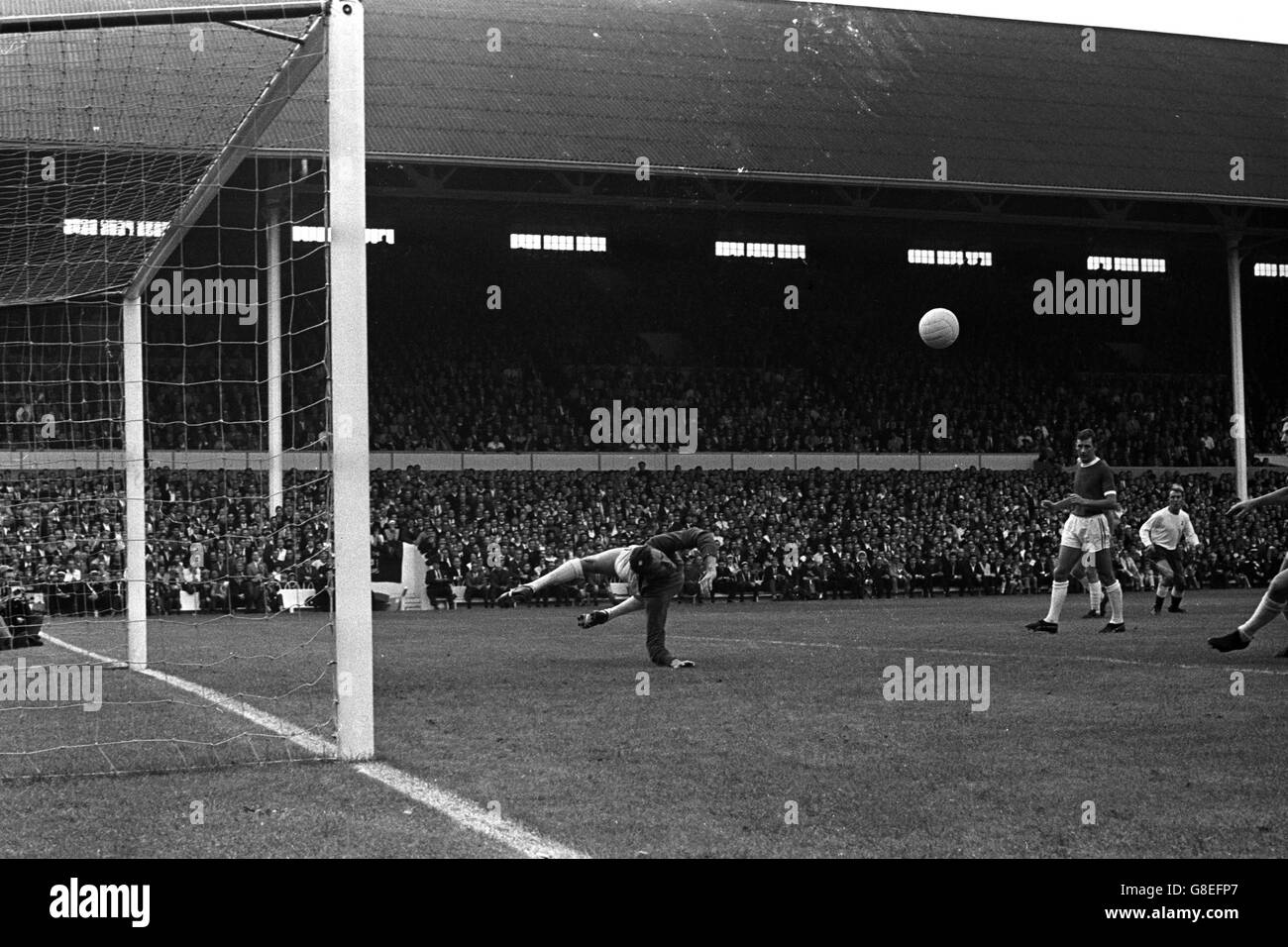 Jim furnell arsenal Black and White Stock Photos & Images - Alamy