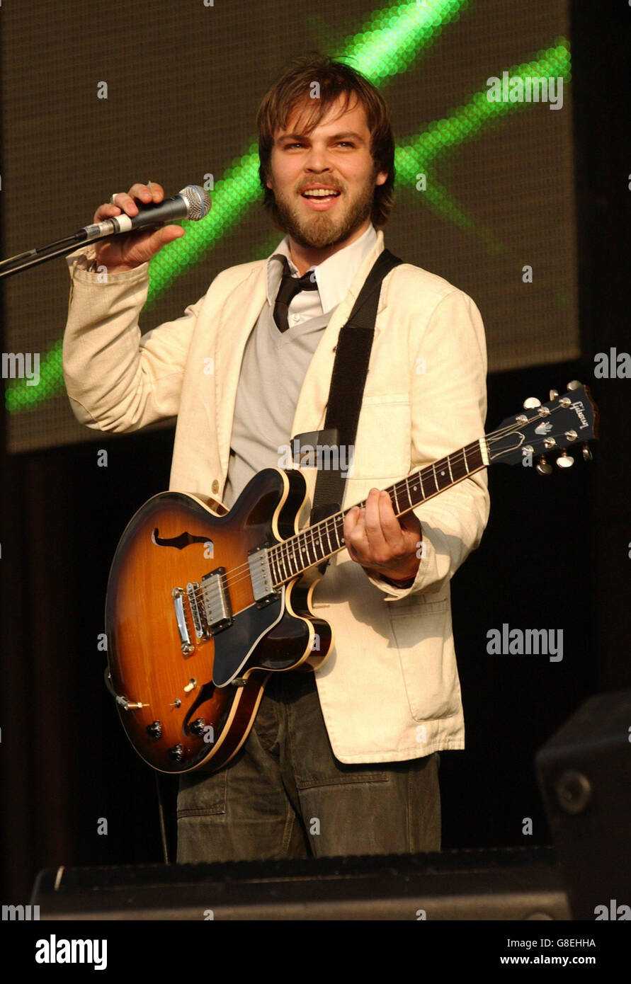 Lead singer of Supergrass Gaz Coombes performing on stage Stock Photo ...