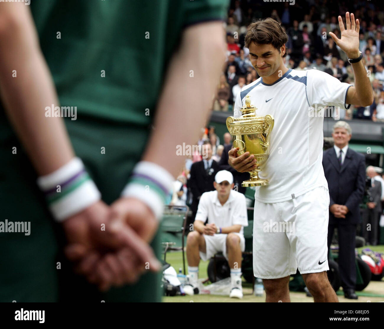 Sport tennis trophy celebrating roger federer hi-res stock photography ...