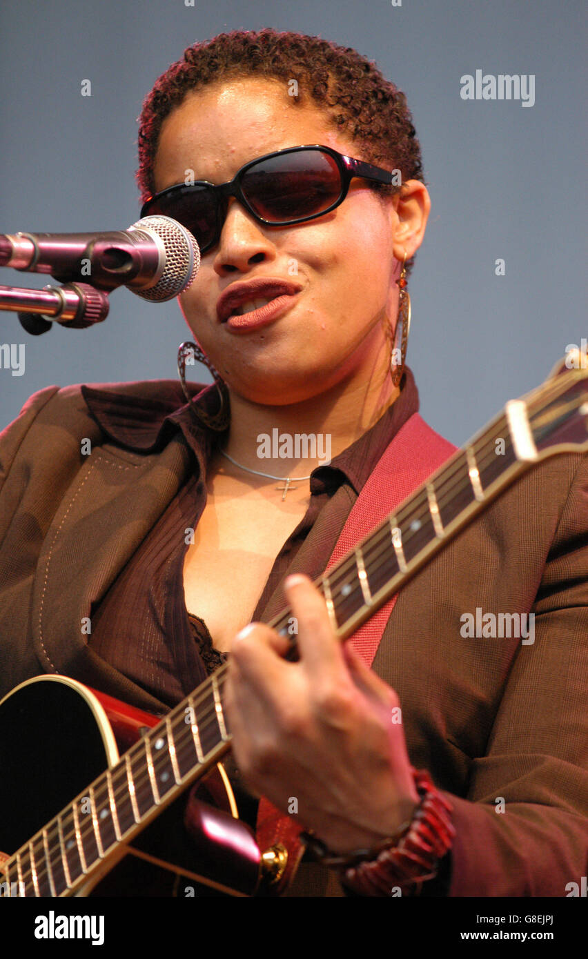 Showbiz jools hi-res stock photography and images - Alamy