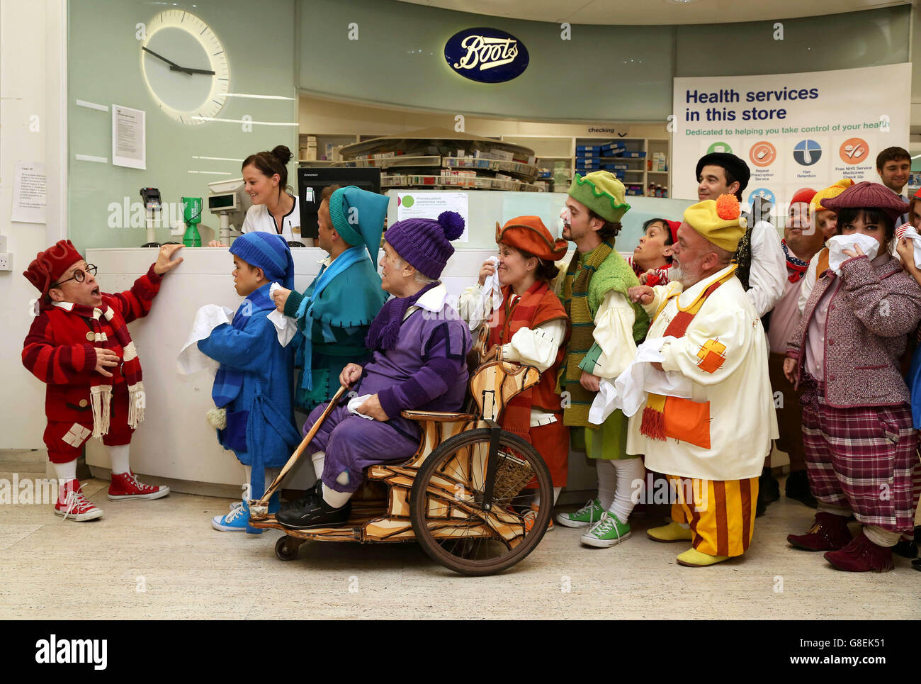 Dwarf actors hi-res stock photography and images - Alamy