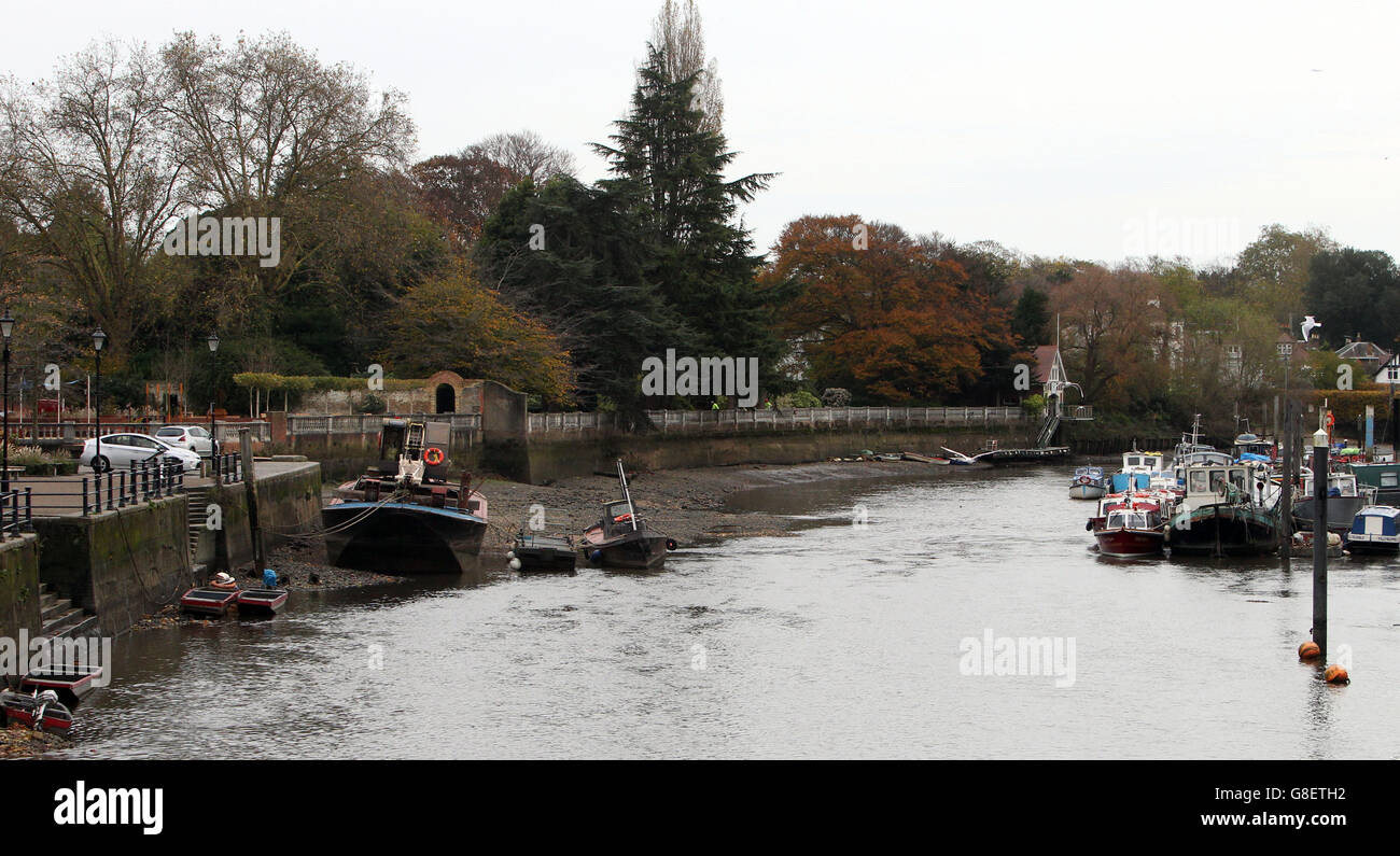Richmond lock and weir draw off Stock Photo - Alamy