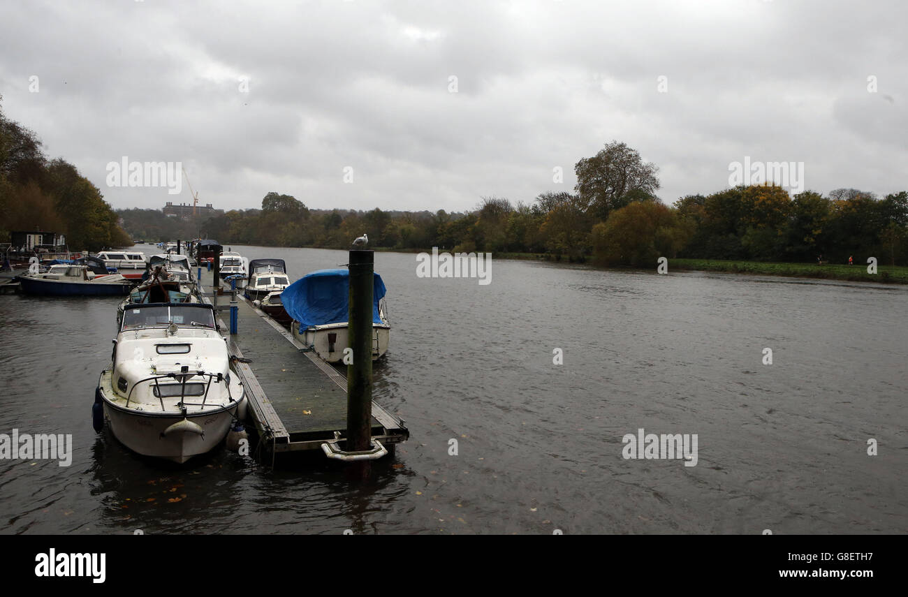 Richmond lock and weir draw off Stock Photo - Alamy