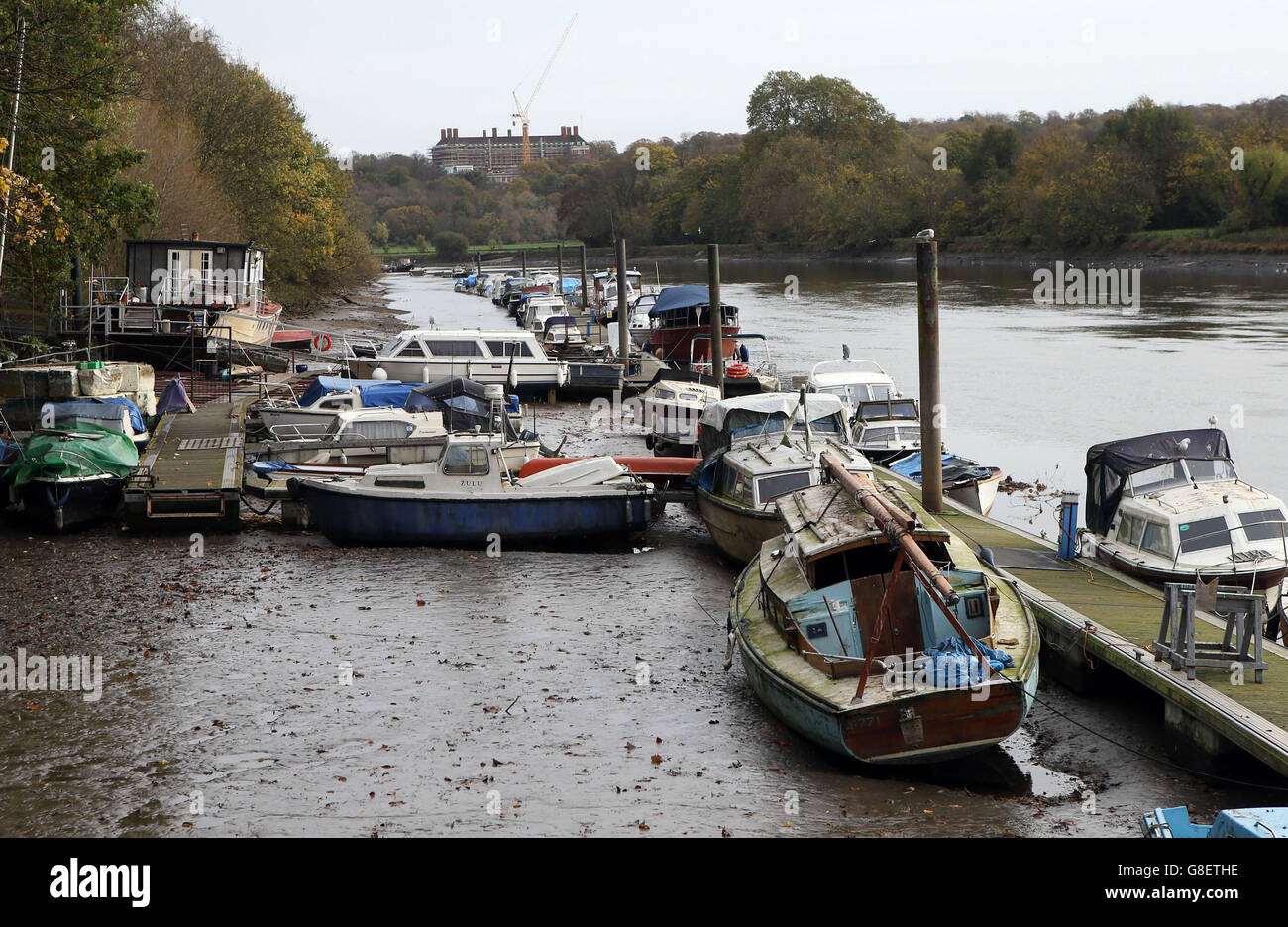 Richmond lock and weir draw off Stock Photo - Alamy