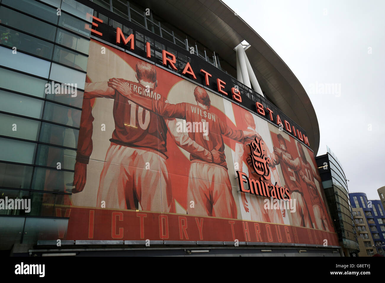 Emirates stadium logo hi-res stock photography and images - Alamy