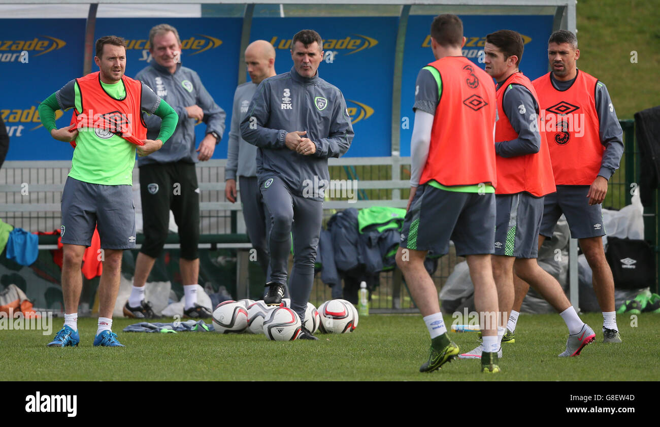 Republic of Ireland assistant manager Roy Keane (centre) during a ...