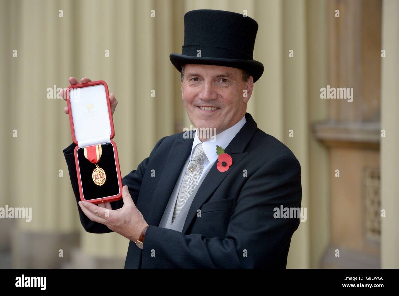 Is knighted by the queen at buckingham palace hi-res stock photography ...