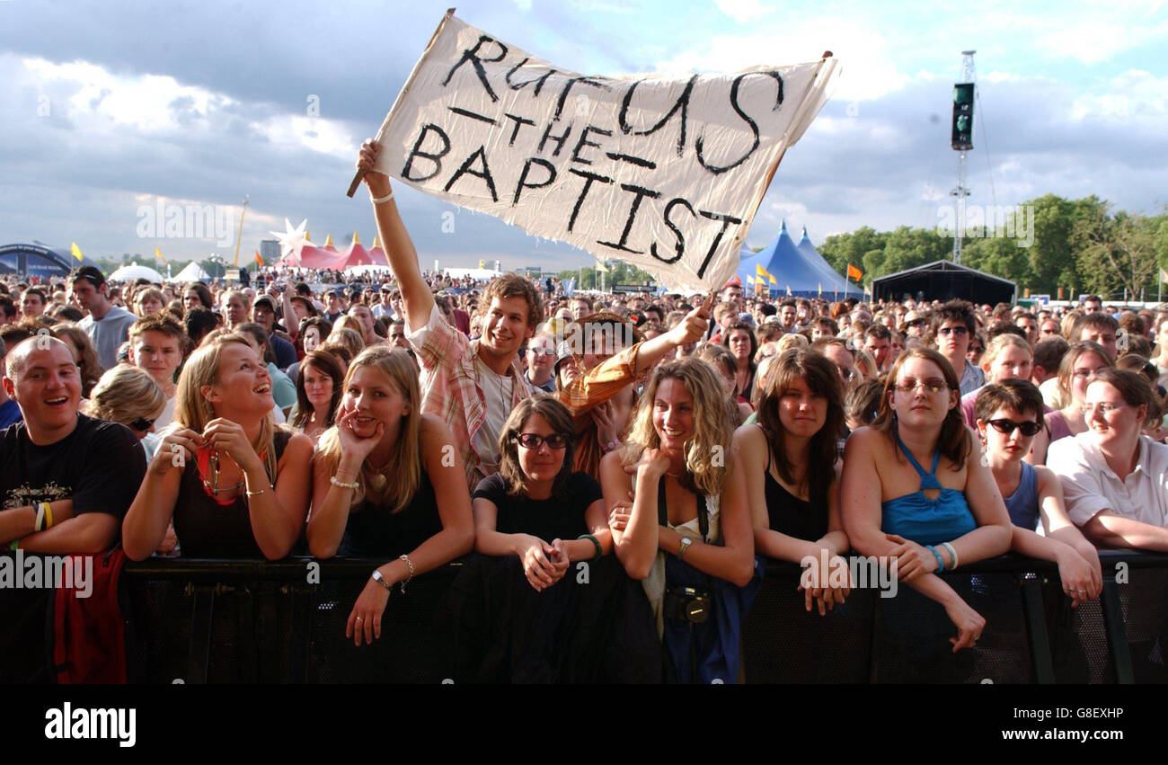 Crowd fans at the o2 wireless festival hi-res stock photography and ...