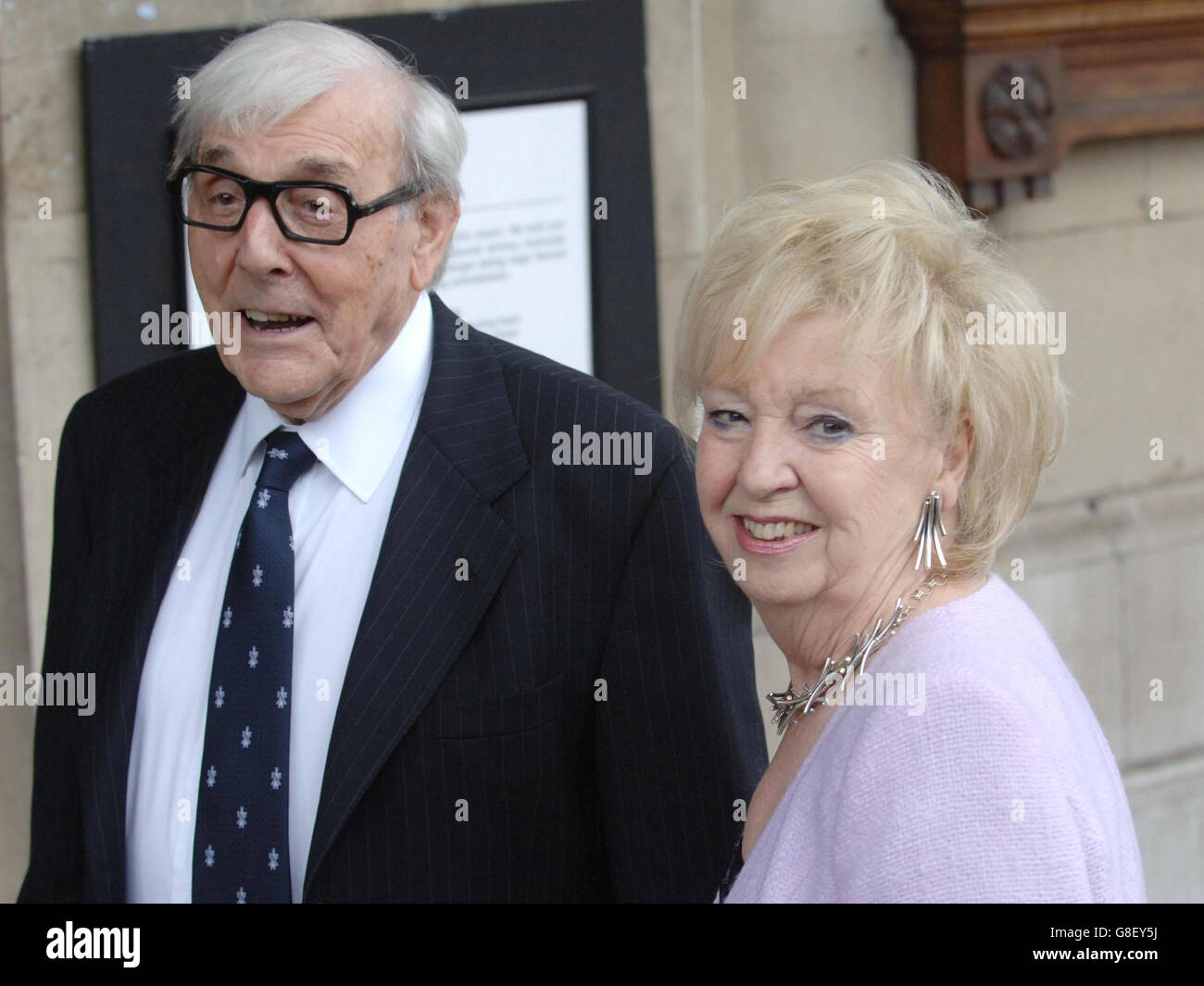 Sir John Mills Memorial - St Martins in the Fields Stock Photo - Alamy