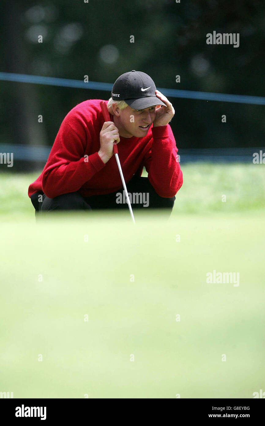 Englands Richard Finch lines up his putt on the 9th green during the ...