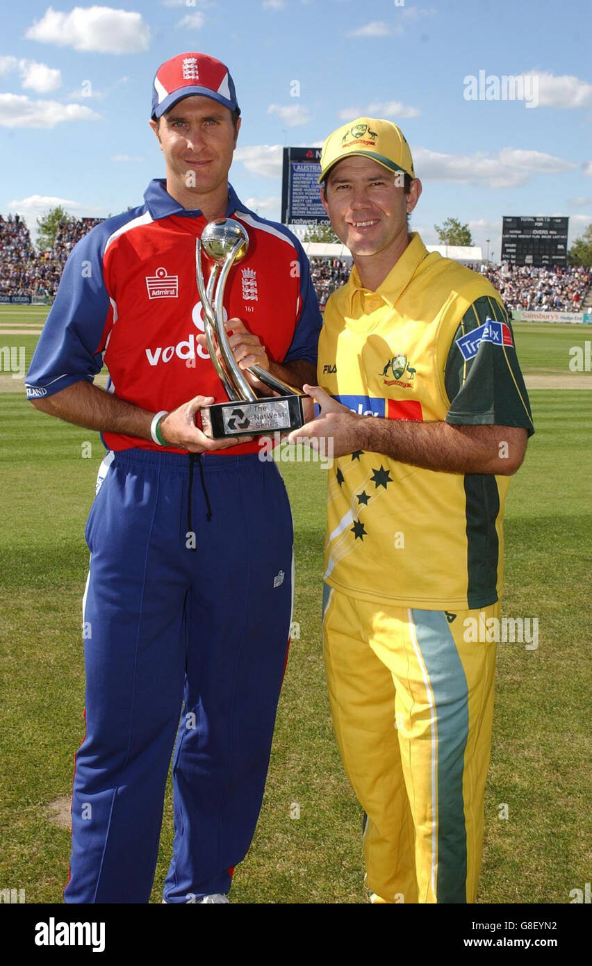 3 4 three quarter length smiling hostpics hi-res stock photography and ...