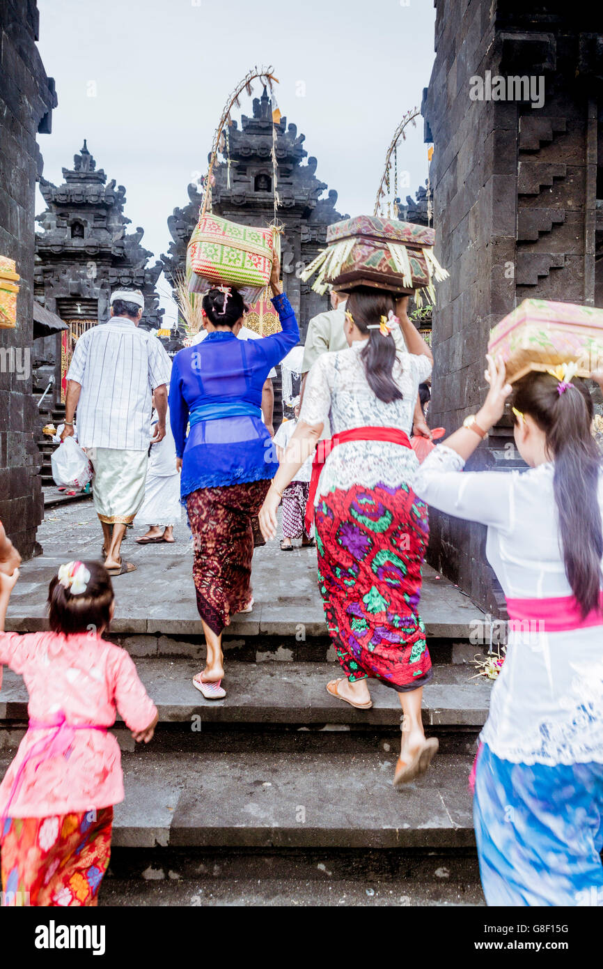 Balinese attending a ritual at a Bali Hindu temple Stock Photo - Alamy