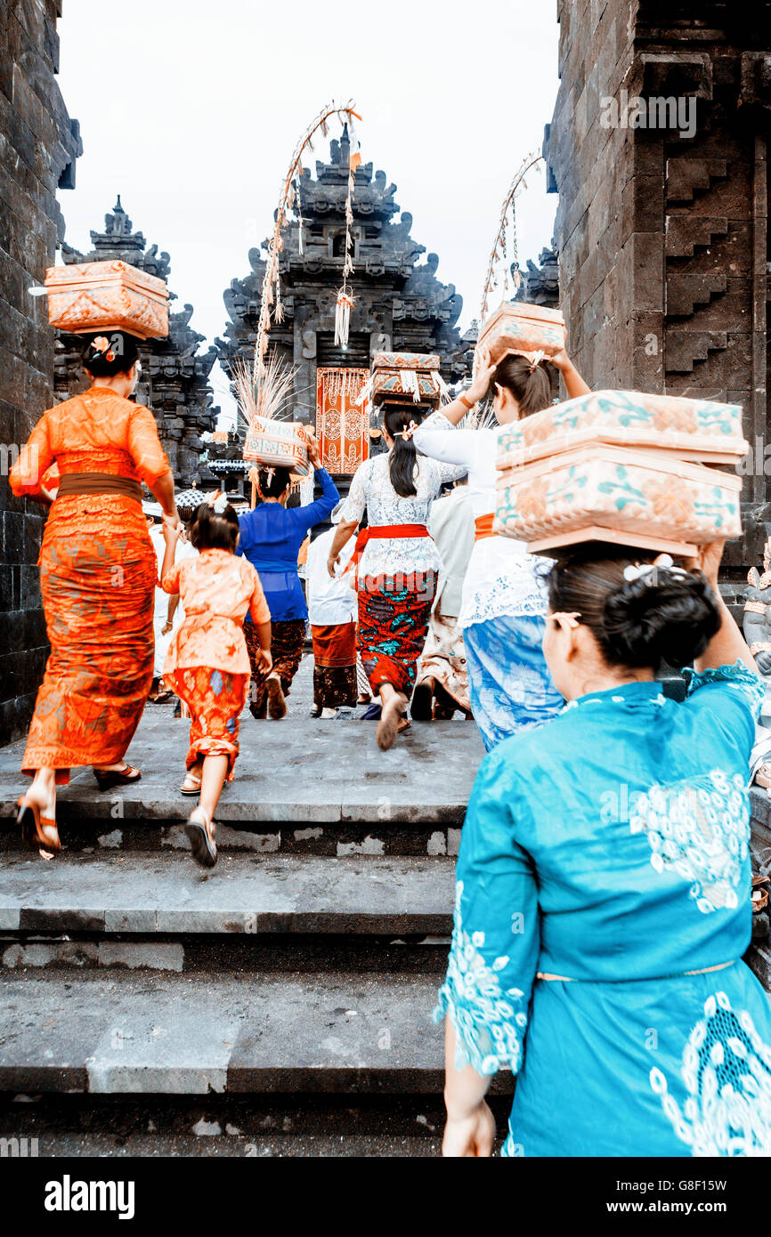 Balinese attending a ritual at a Bali Hindu temple Stock Photo - Alamy