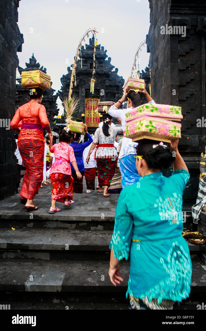 Balinese attending a ritual at a Bali Hindu temple Stock Photo - Alamy