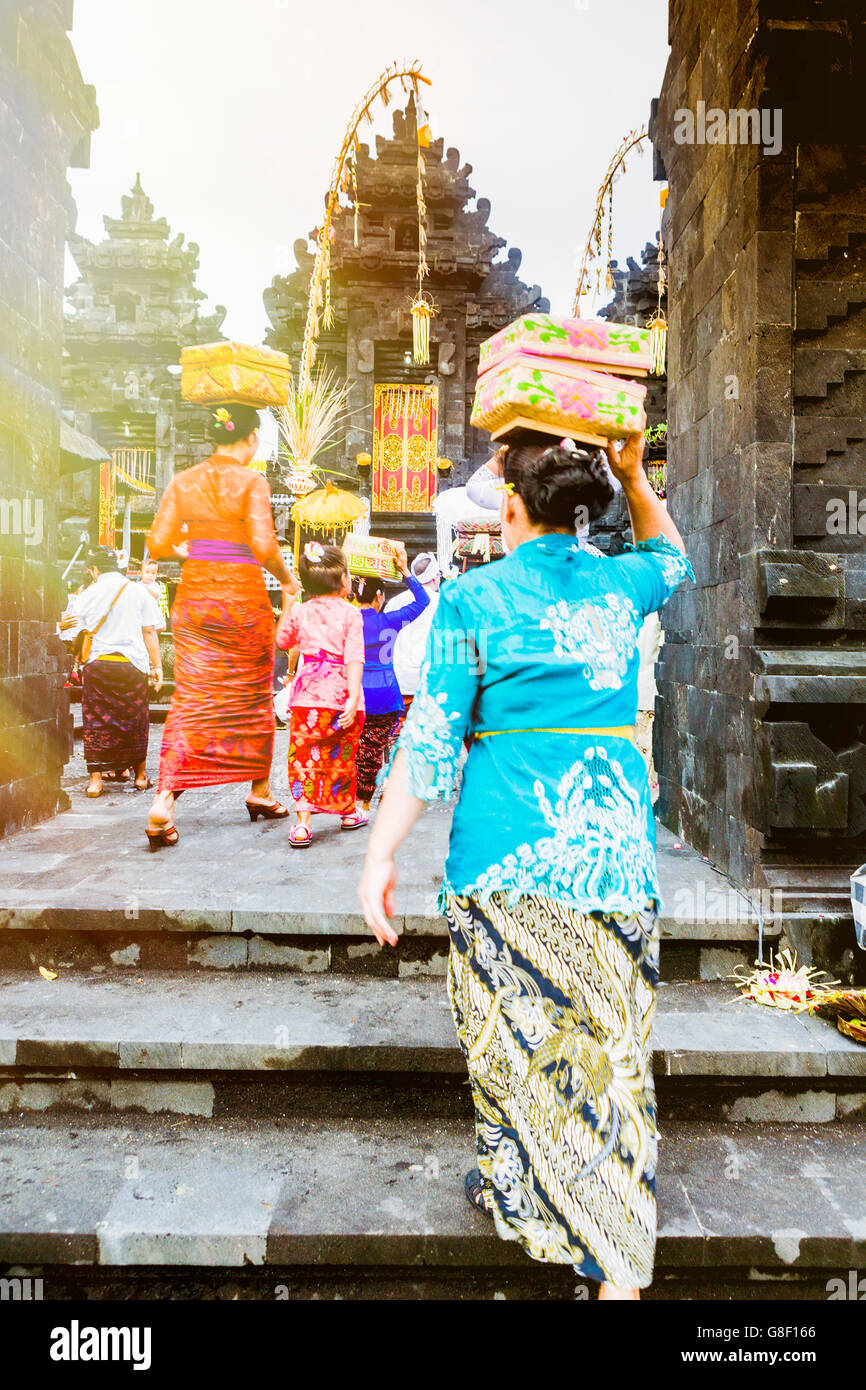 Balinese attending a ritual at a Bali Hindu temple Stock Photo - Alamy