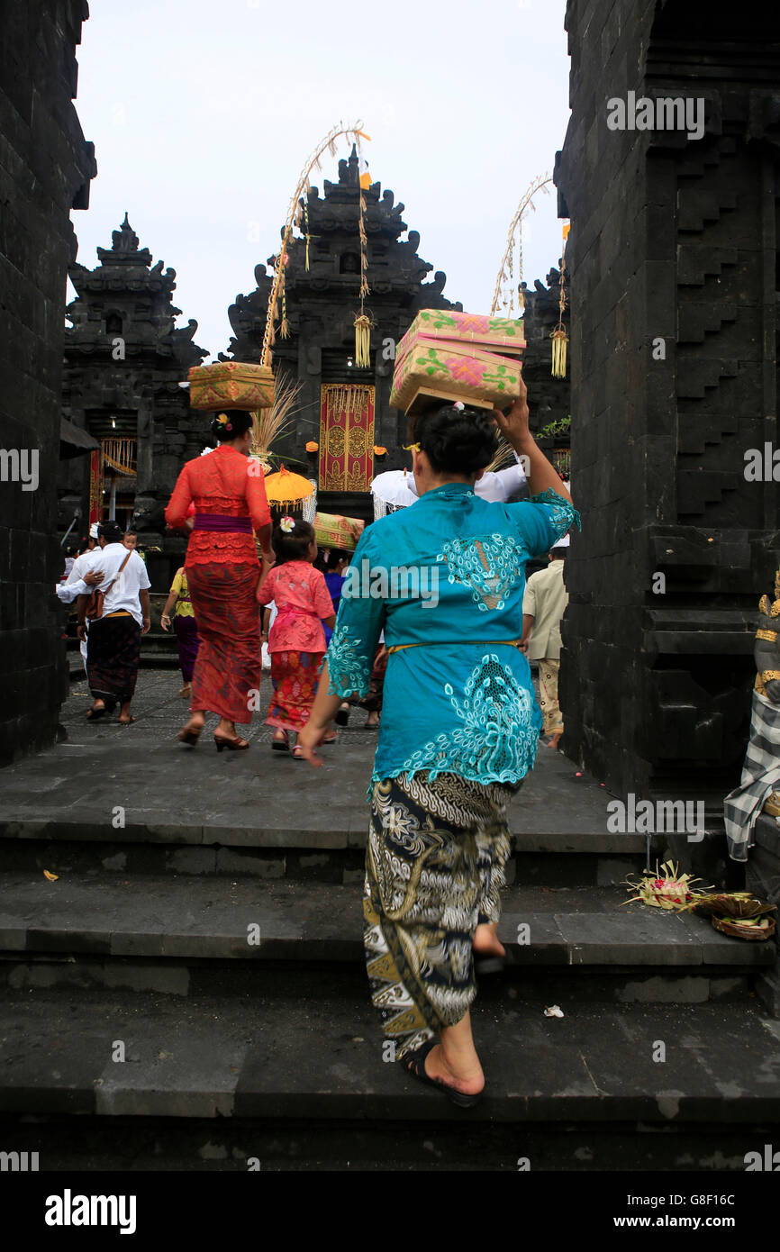 Balinese attending a ritual at a Bali Hindu temple Stock Photo - Alamy