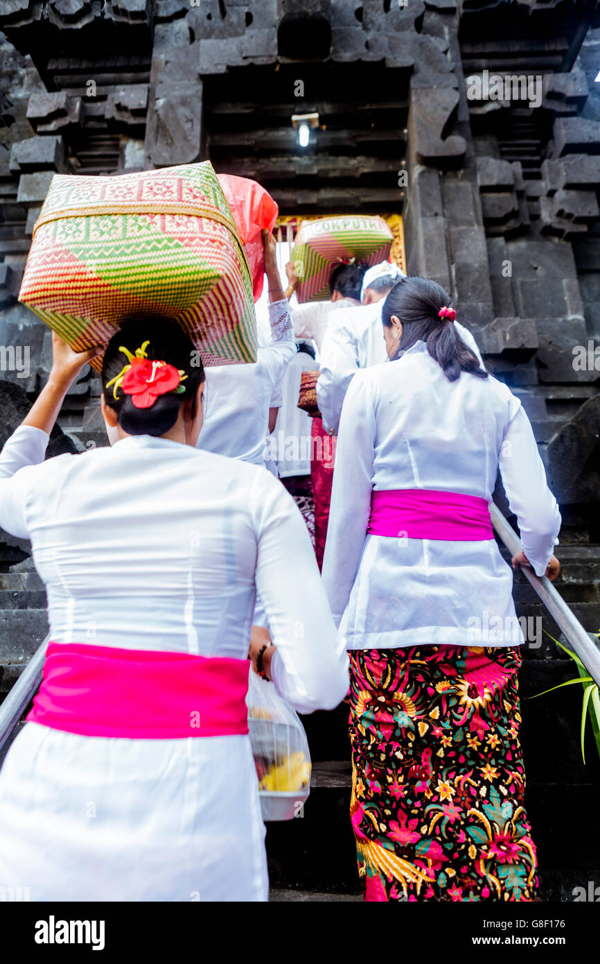 Balinese attending a ritual at a Bali Hindu temple Stock Photo - Alamy