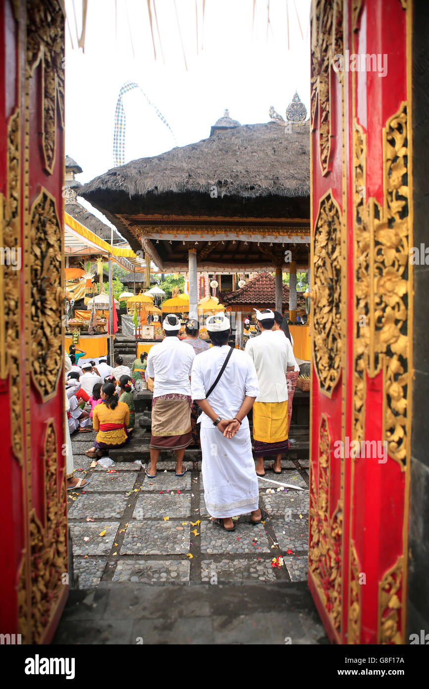 Balinese attending a ritual at a Bali Hindu temple Stock Photo - Alamy