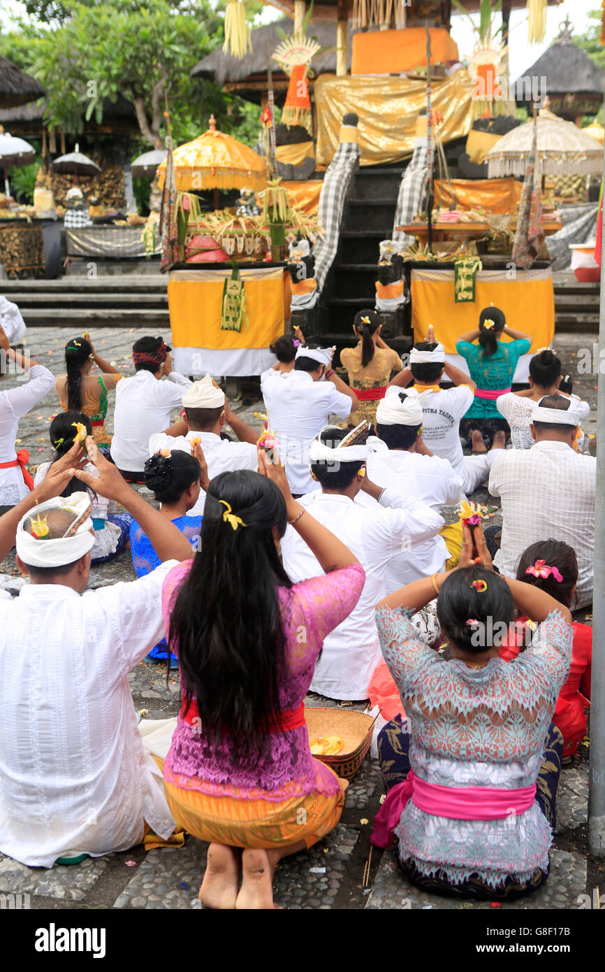 Balinese attending a ritual at a Bali Hindu temple Stock Photo - Alamy
