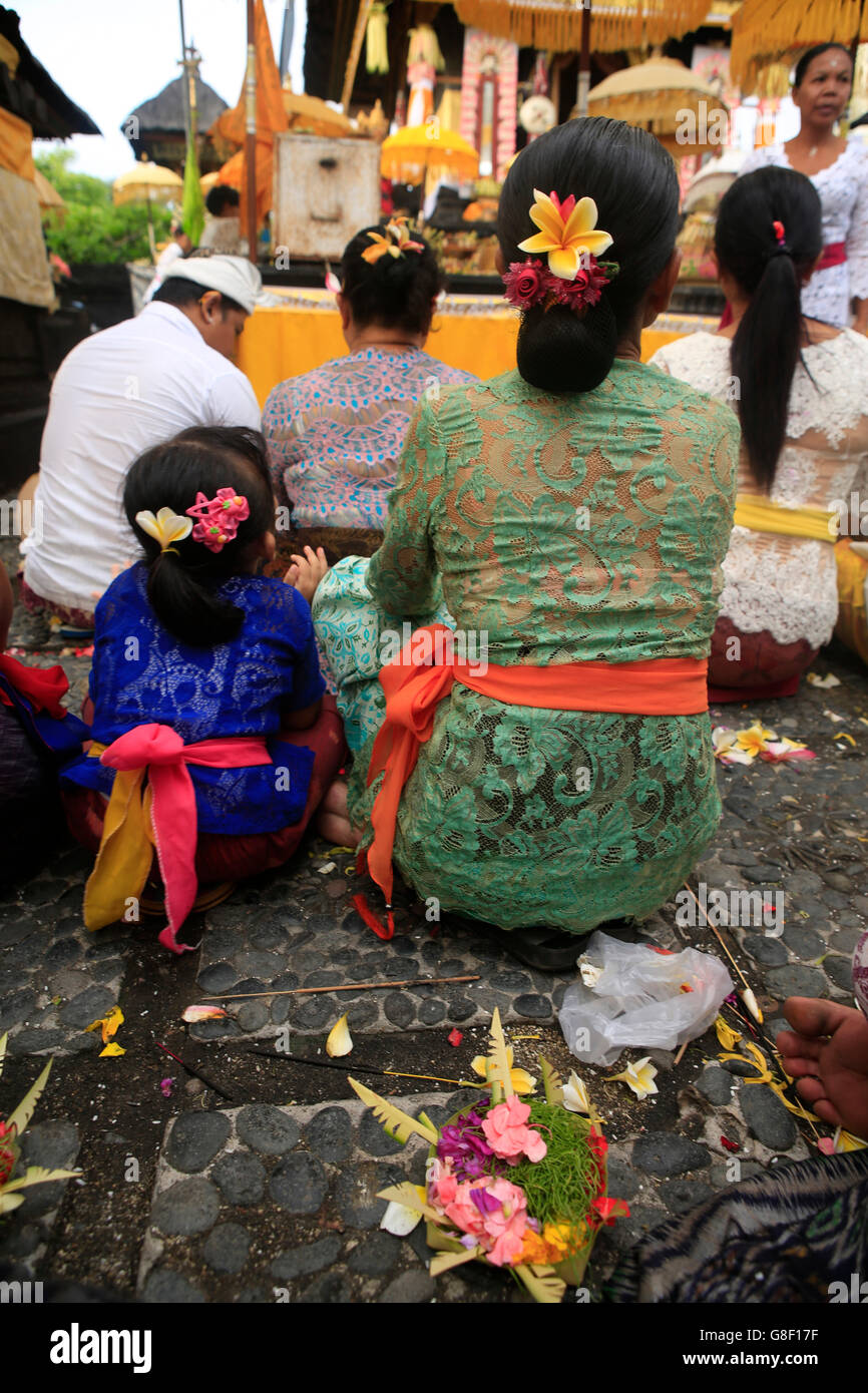 Balinese attending a ritual at a Bali Hindu temple Stock Photo - Alamy
