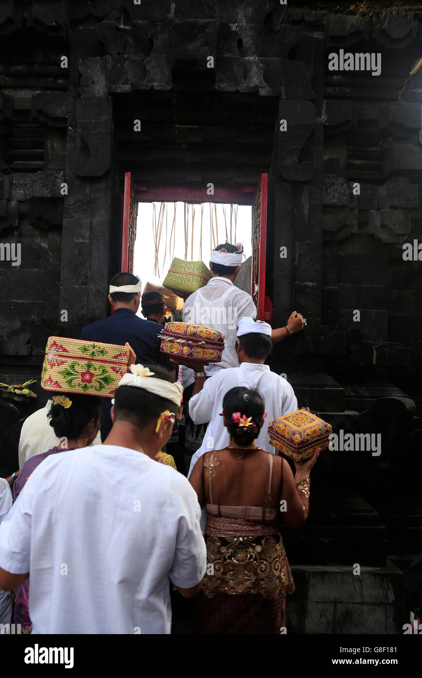 Balinese attending a ritual at a Bali Hindu temple Stock Photo - Alamy