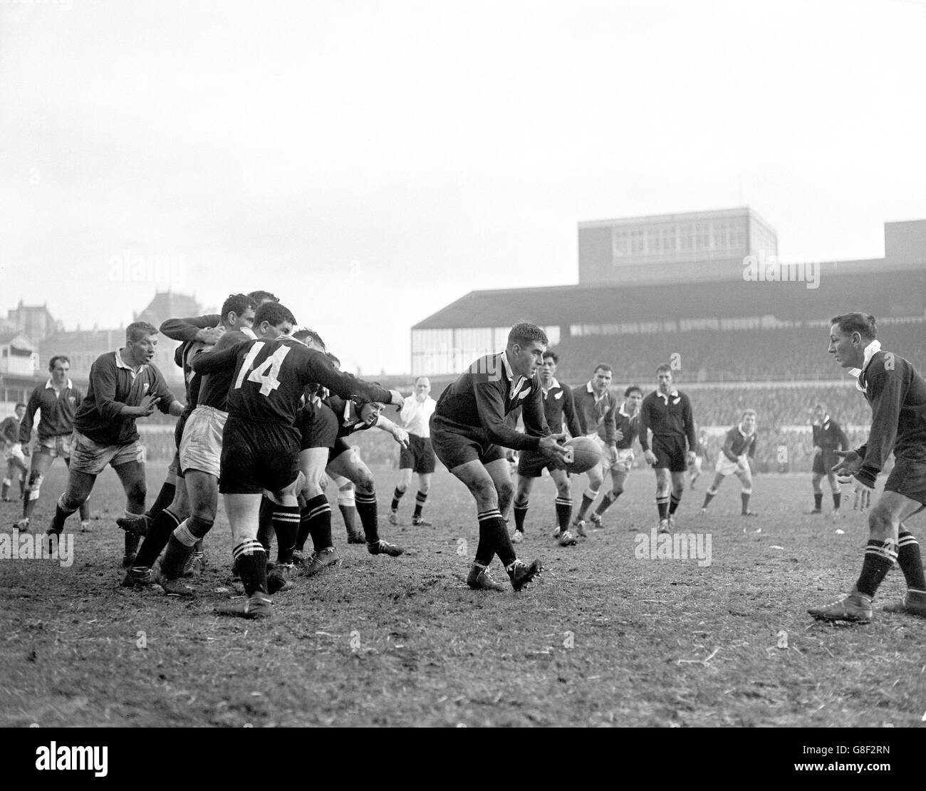 New Zealand's Colin Meads (c) feeds teammate Kevin Briscoe (r) from a ...