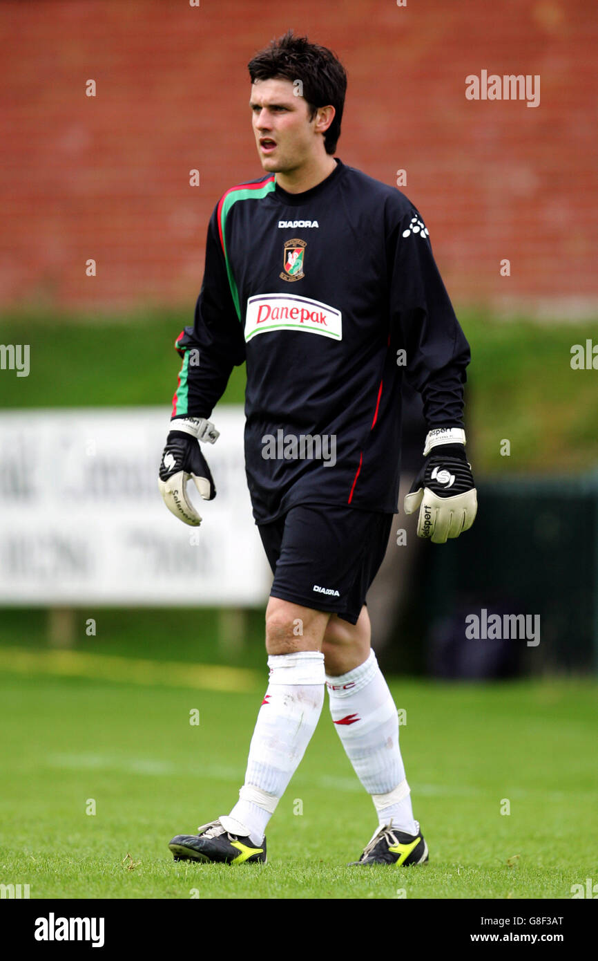 Glentoran goalkeeper elliott morris hi-res stock photography and images ...