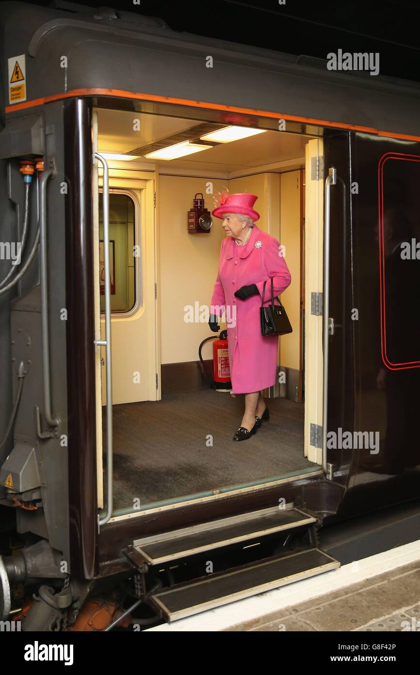 Queen elizabeth ii arrives at birmingham new street station hi-res ...
