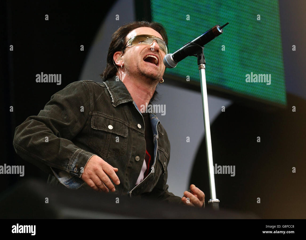 Live8 singing performing celebrity hi-res stock photography and images ...