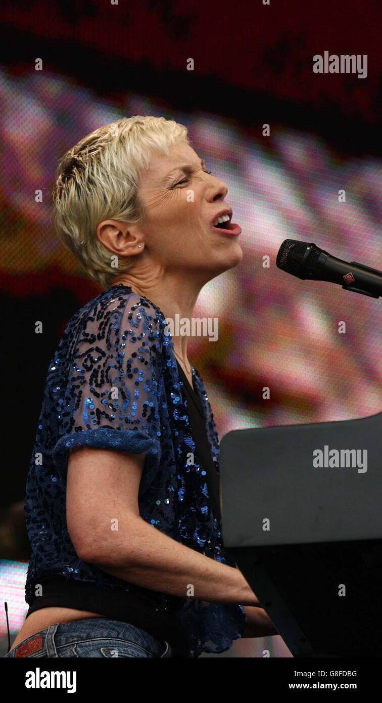 Live8 singing performing celebrity hi-res stock photography and images ...