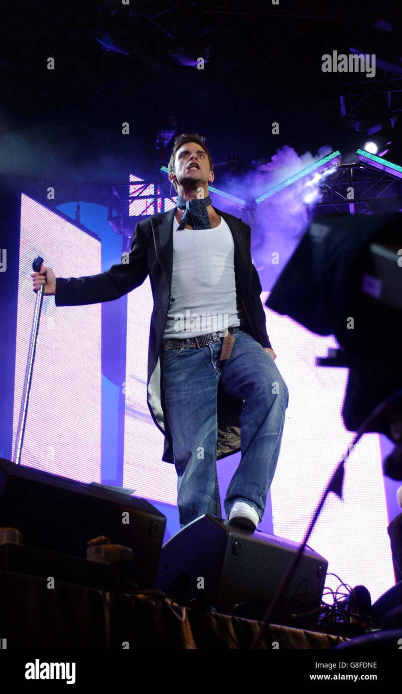 Robbie williams live hyde park hi-res stock photography and images - Alamy