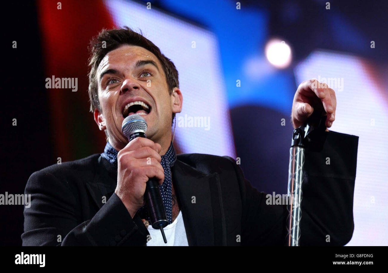 Live 8 Concert - Hyde Park. Robbie Williams performing on stage Stock ...