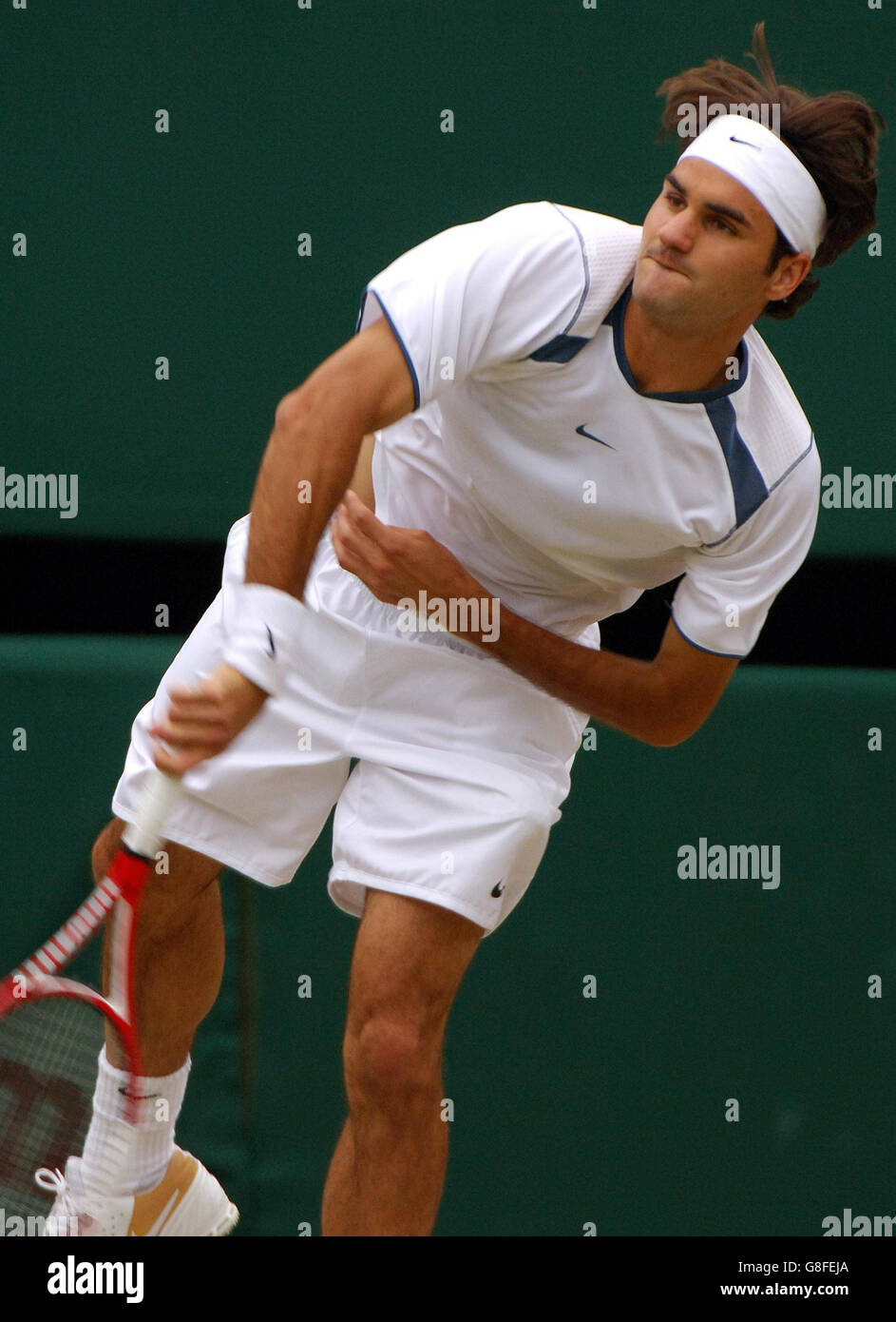 Roger federer serving hi-res stock photography and images - Alamy