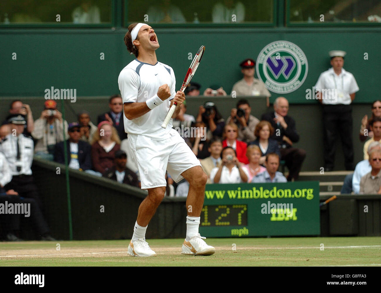 Roger federer celebrates beating andy roddick hi-res stock photography ...