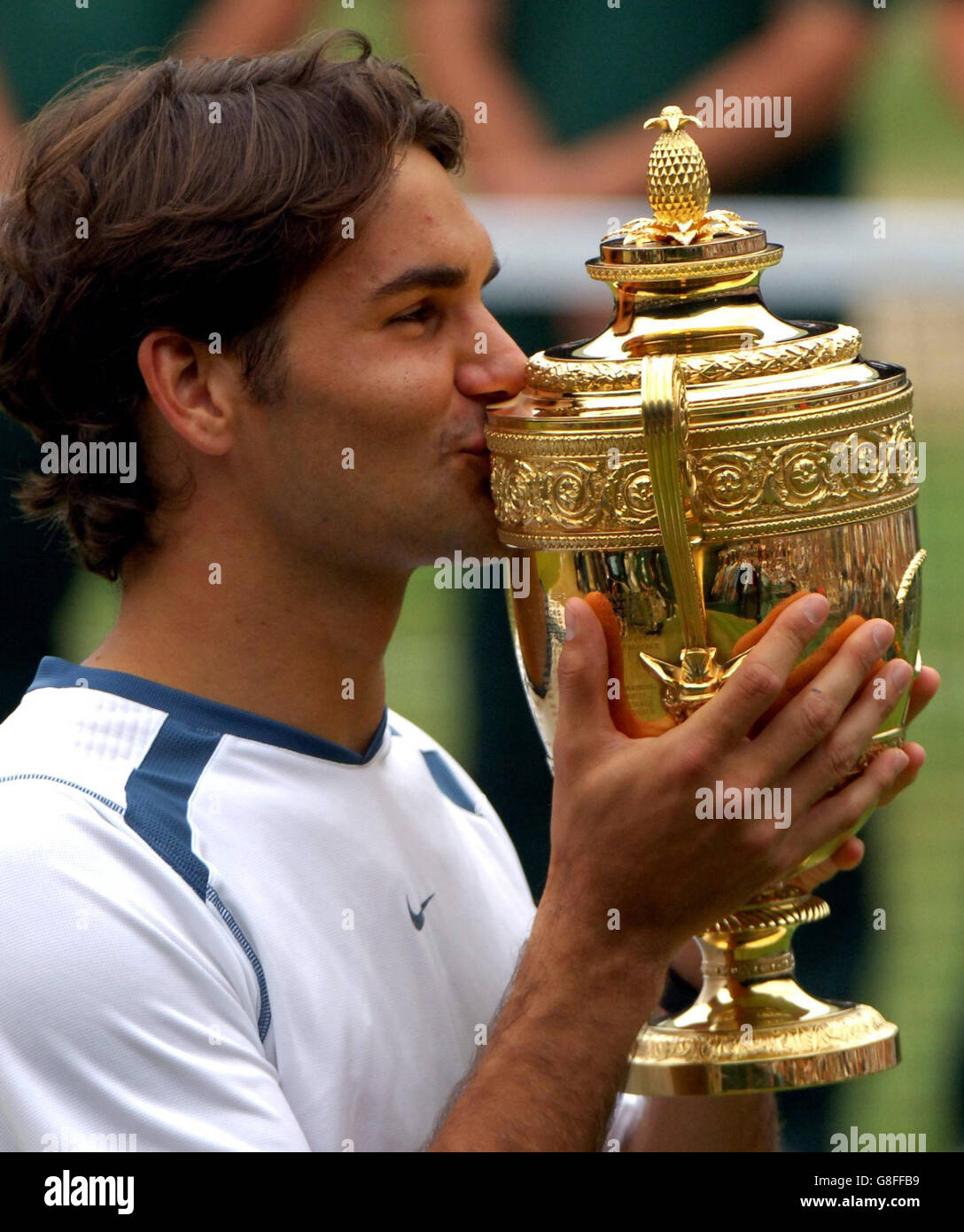 Switzerlands roger federer kisses the trophy after his win hi-res stock photography and images ...
