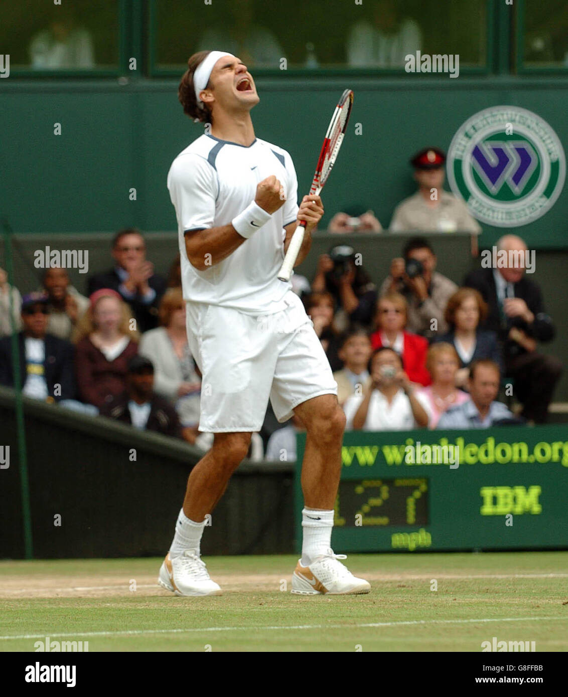 Roger federer celebrates beating andy roddick hi-res stock photography ...
