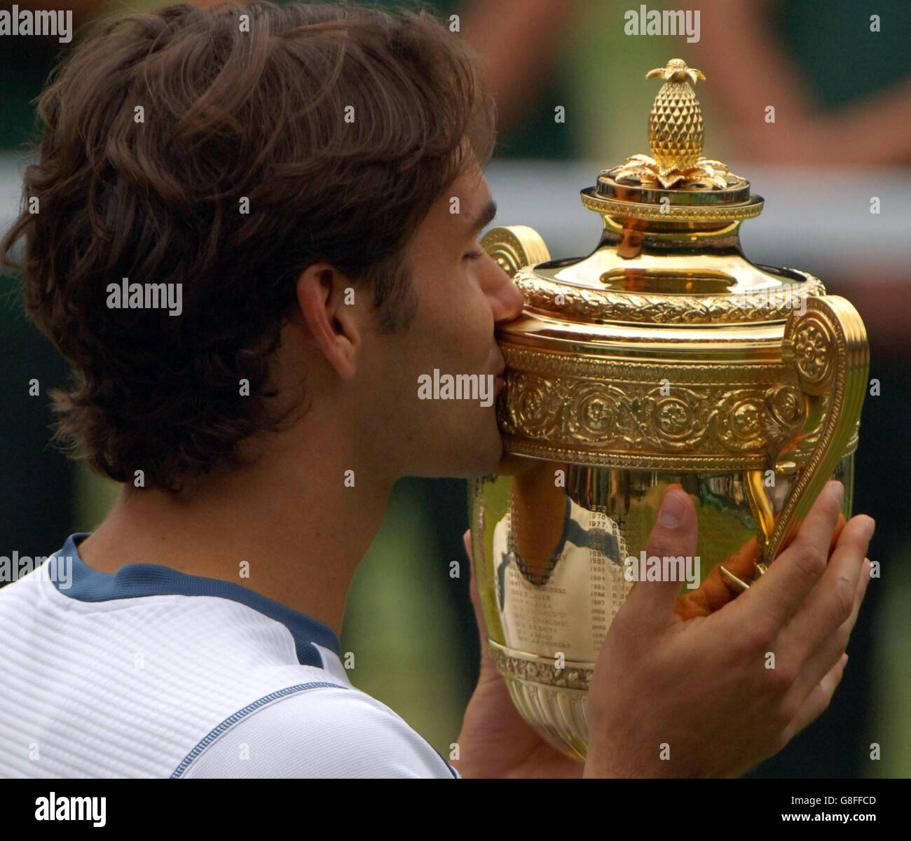Switzerland's Roger Federer kisses the trophy after his win Stock Photo ...
