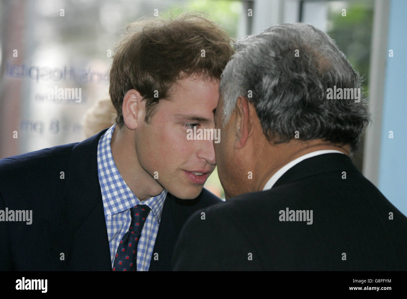 Traditional maori welcome touching noses hi-res stock photography and ...