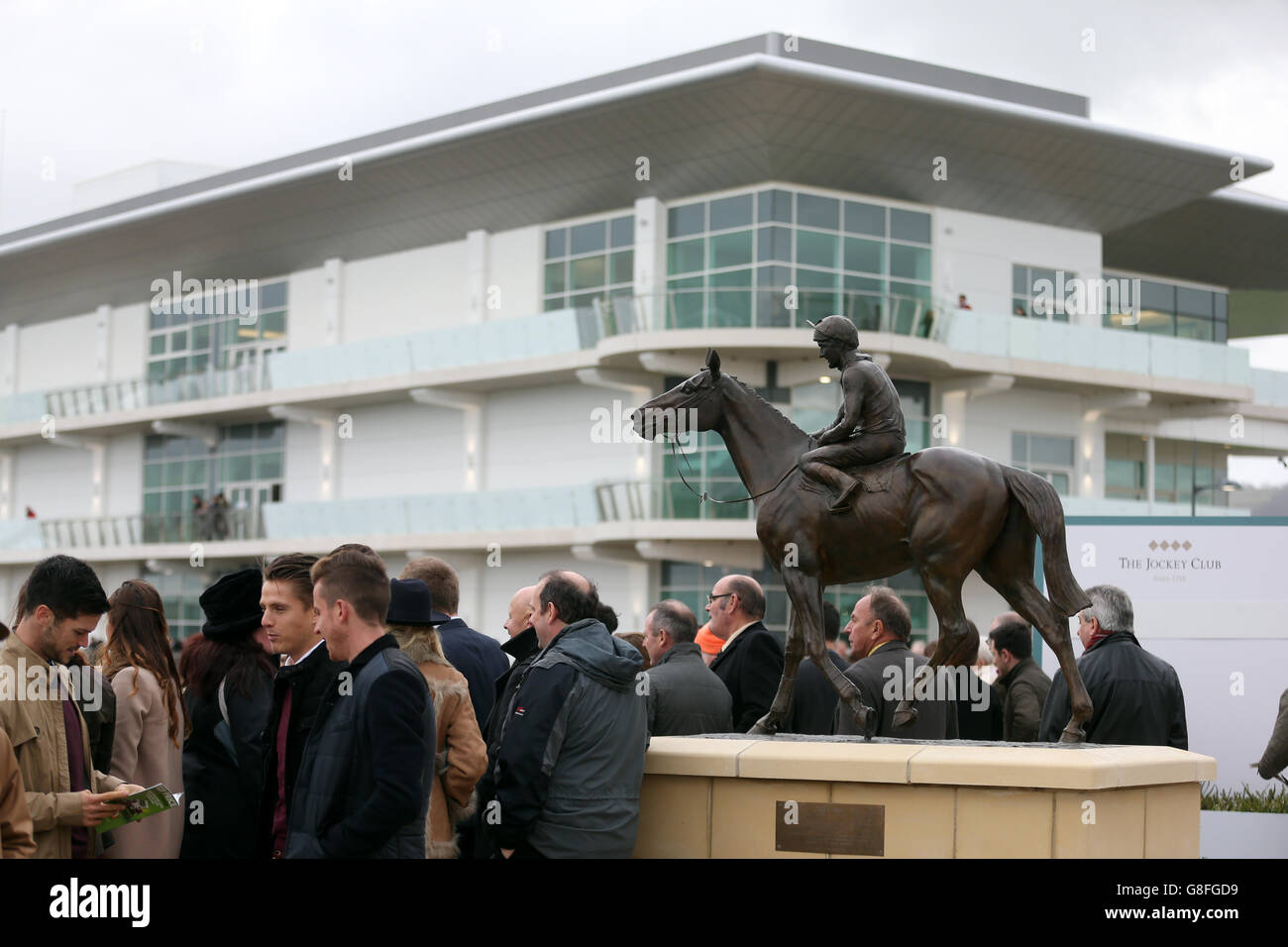 Dawn run statue at cheltenham racecourse hi-res stock photography and ...