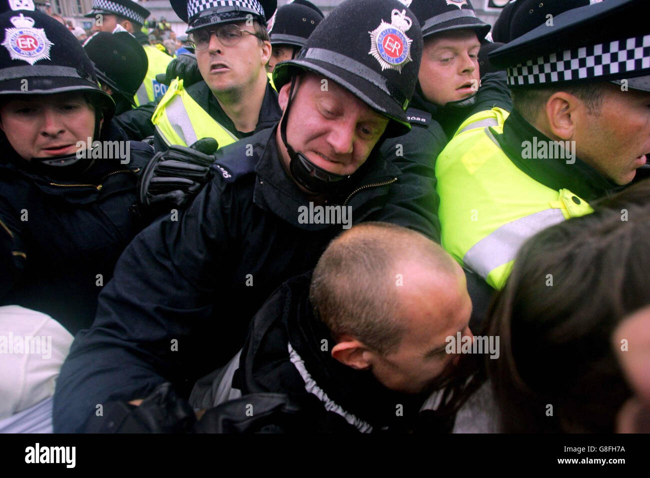 Police clash with protestors in the centre of Edinburgh, as the G8 ...