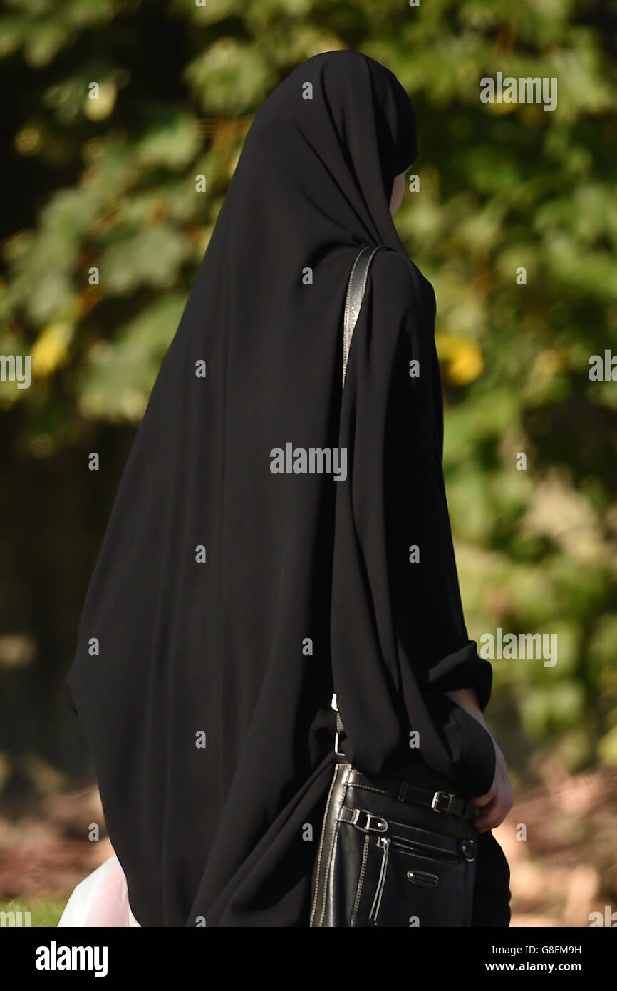 Khimar hi-res stock photography and images - Alamy