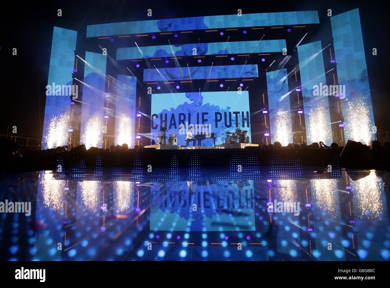 Full length idsok britainimagescollectionmove hi-res stock photography ...