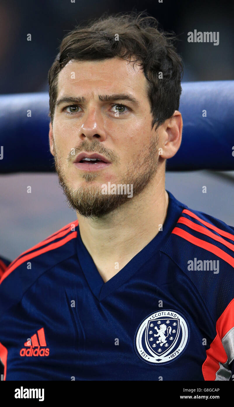 Football soccer headshot head shot hi-res stock photography and images ...