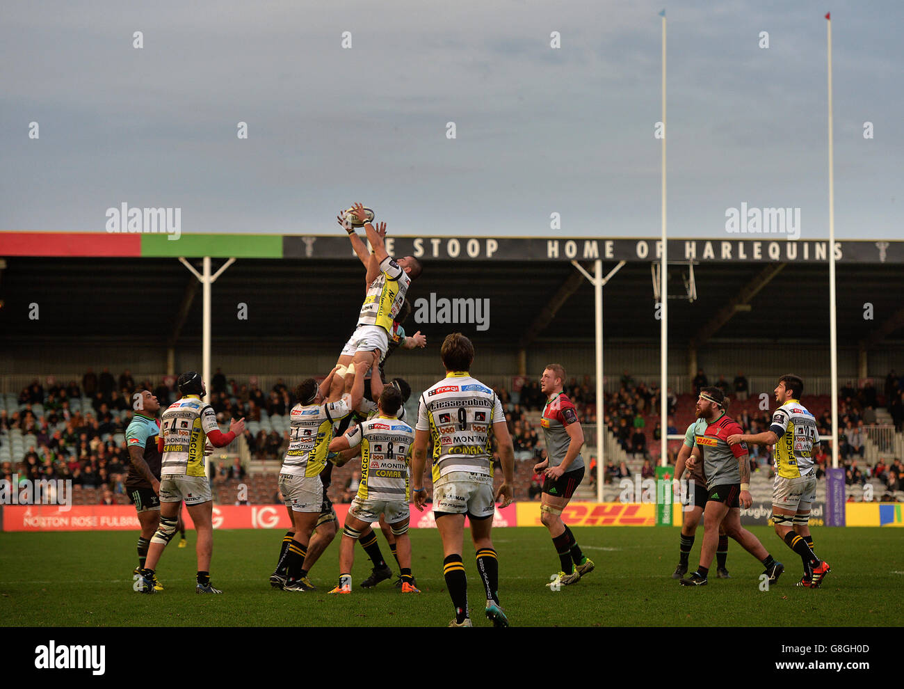 Both teams challenge for a line out hi-res stock photography and images ...
